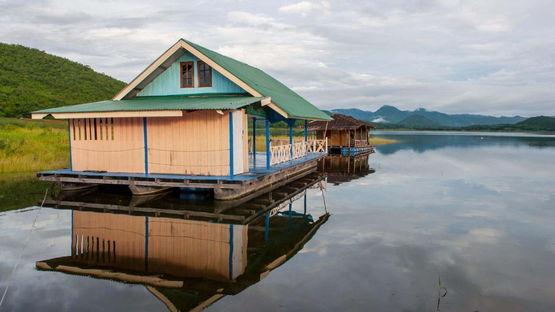 Houseboats 101: Float Your Way to a Thrifty Home