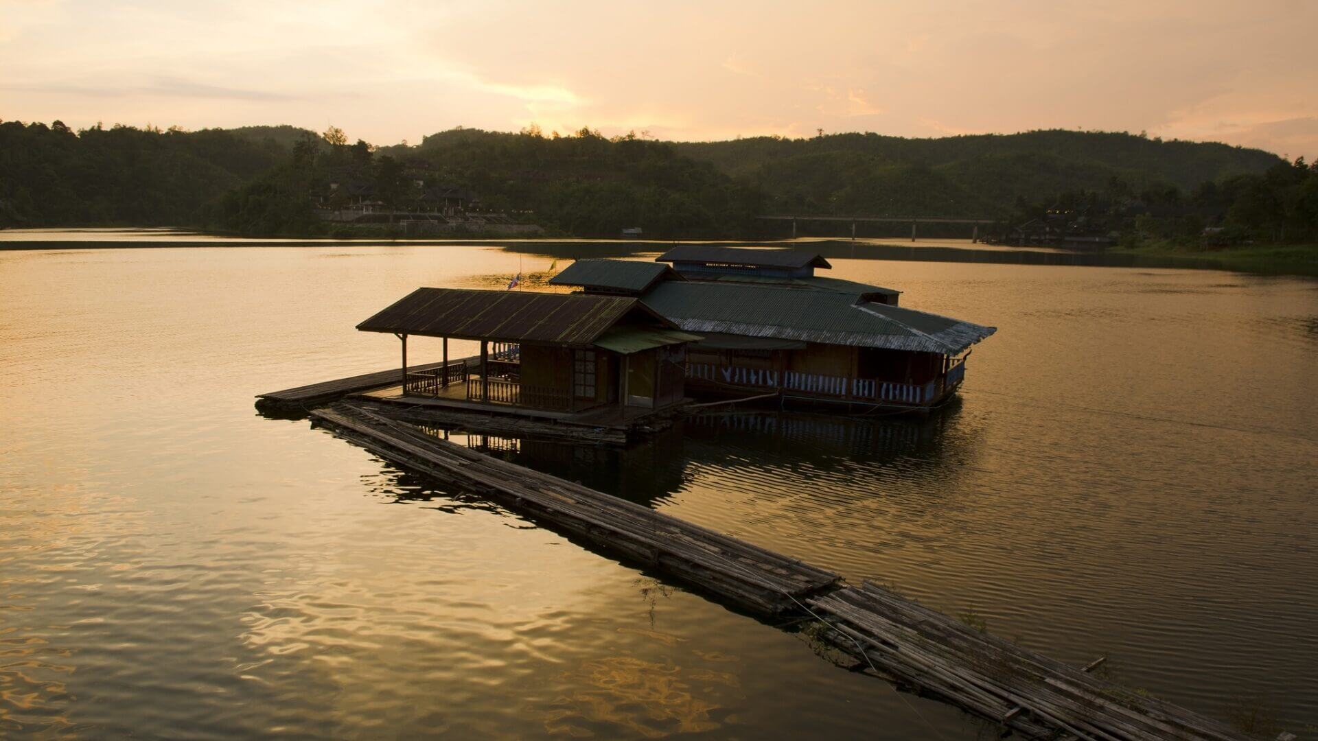 Houseboats 101: Float Your Way to a Thrifty Home